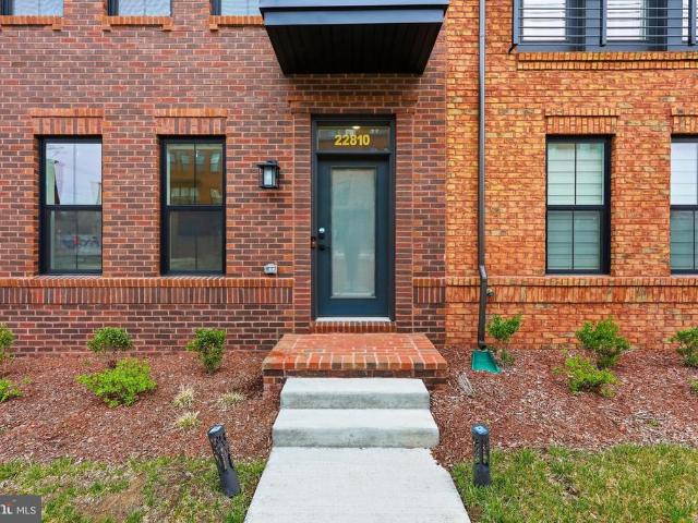 22810 Tawny Pine Square