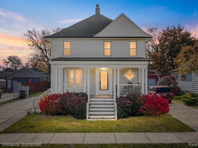 22816 Ridgeway St, Saint Clair Shores, MI 48080