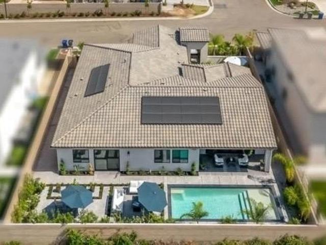 2283 E Courtside Dr, Fresno, CA 93730