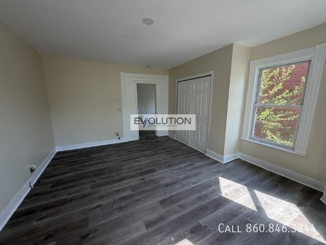 228 230 Franklin Ave, 3 beds, 1 full bath