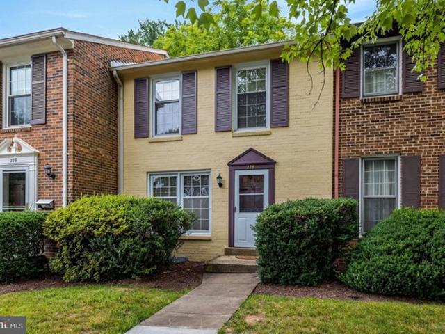 228 Commons Dr NW, Vienna, VA 22180
