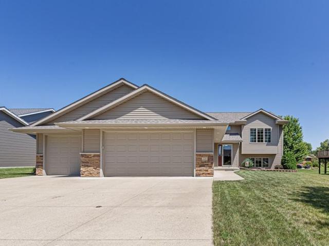 228 Creekside Dr, Eagle Lake, MN 56024