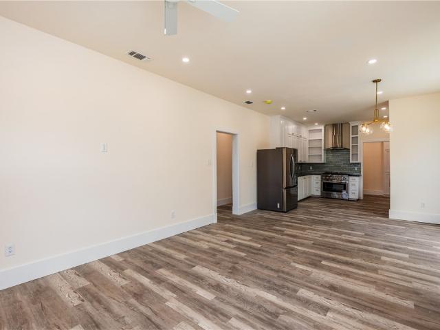 228 E Avenue G