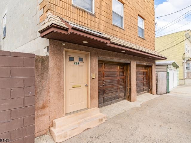 228 E Kinney St