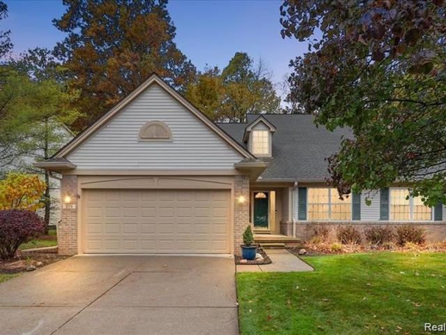 228 Four Seasons Dr, Orion, MI 48360
