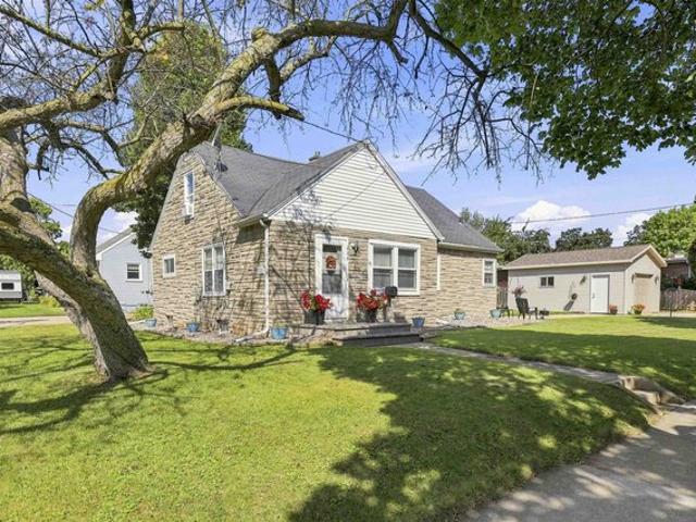 228 Kamps St, Combined Locks, WI 54113