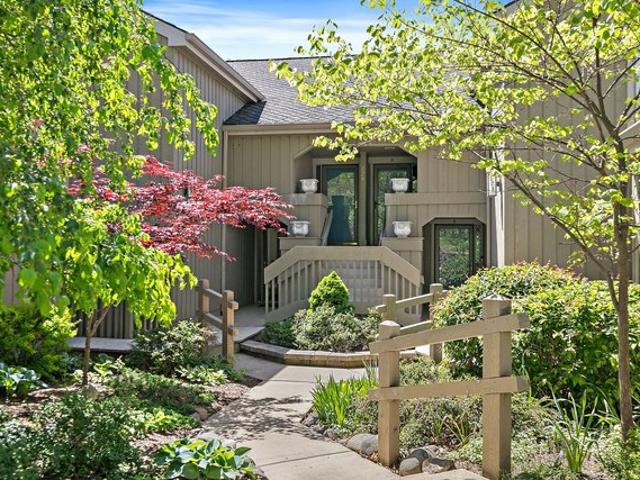 228 Hickory Ln Apt C, Lake Barrington, IL 60010