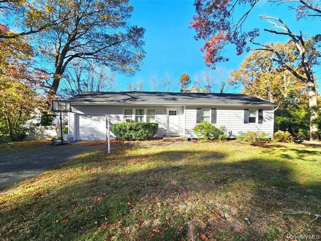 228 Hudson Ave, Lake Grove, NY 11755