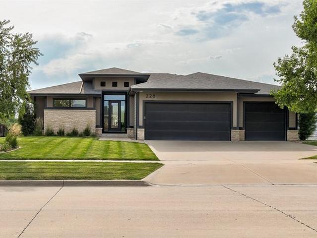 228 Overlook Ave, West Des Moines, IA 50266