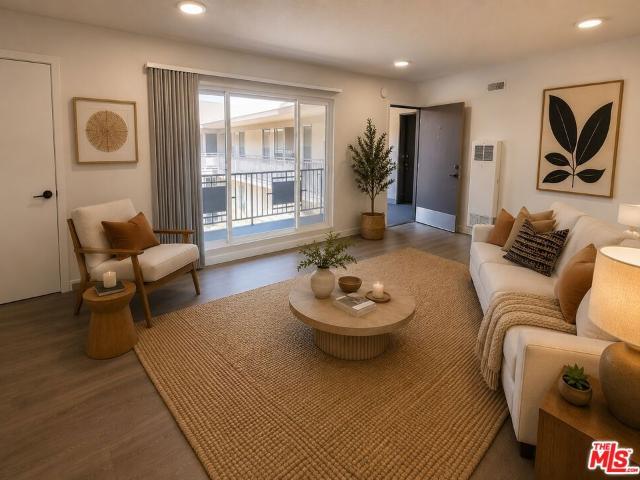 228 S Mariposa Avenue 17