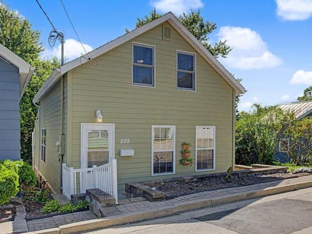 228 Poplar Ave, Galena, IL 61036
