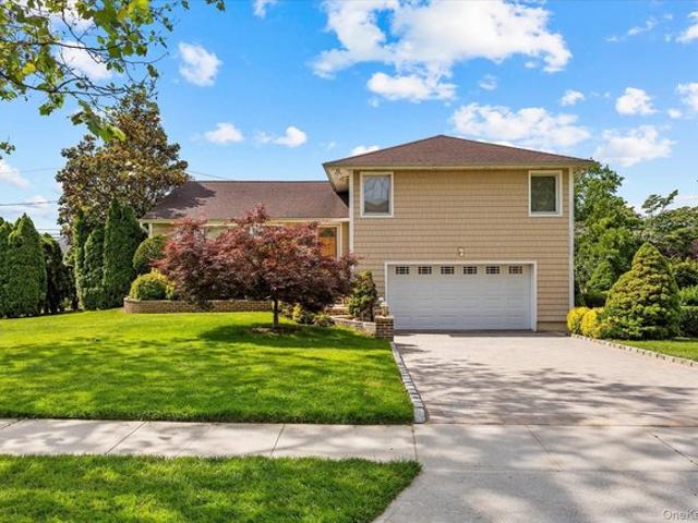 228 Robby Ln, Manhasset Hills, NY 11040