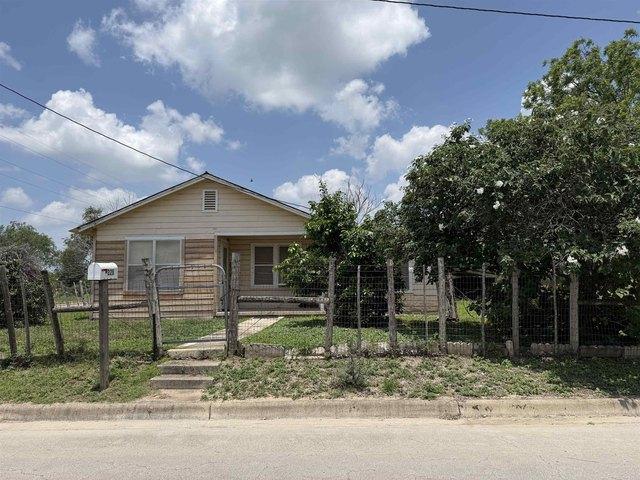 228 W Zaragosa St, Uvalde, TX 78801