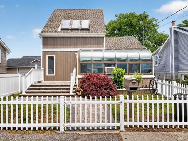 228 W Clearwater Rd, Lindenhurst, NY 11757