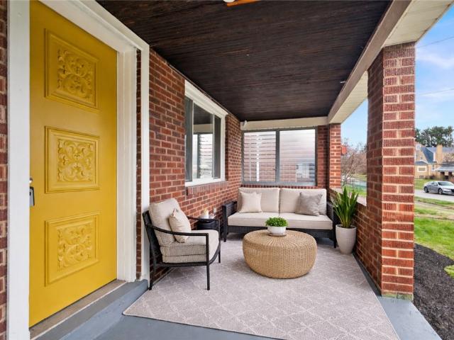 228 W Marigold St