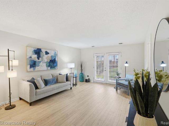 22943 Glenmoor Hts