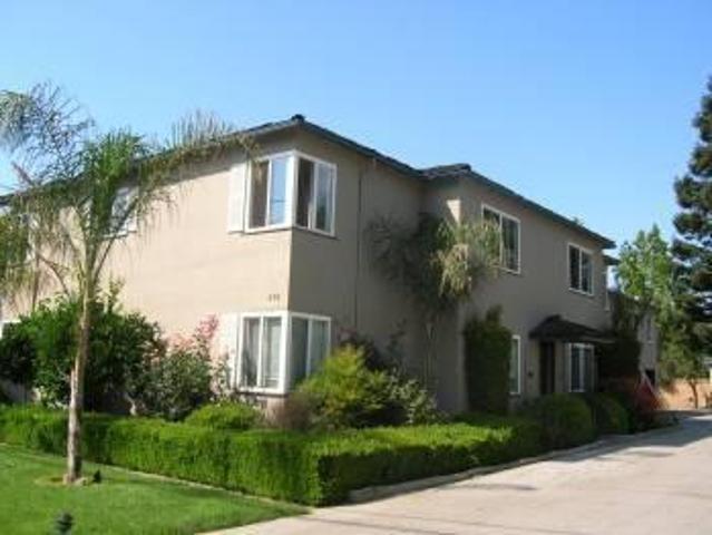 $2295 / 2br Available March 25th. Great location with garage!