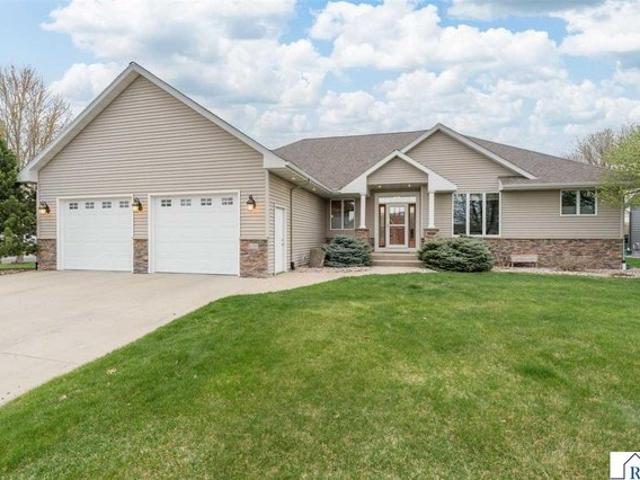 2296 Deerwood Dr, North Mankato, MN 56003