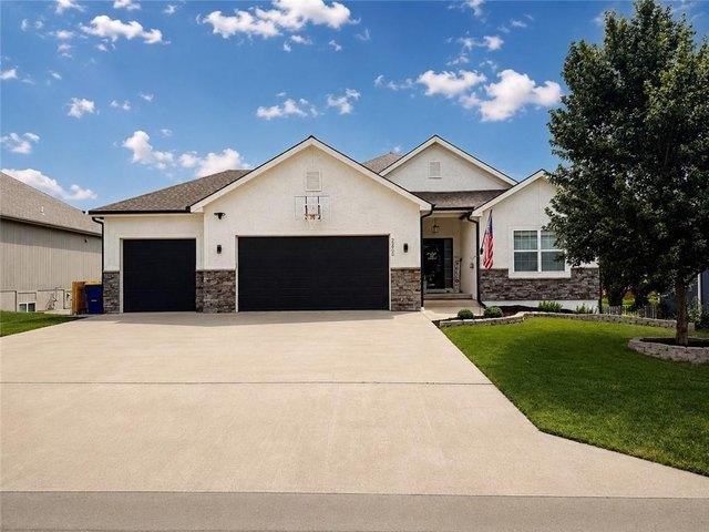 22905 S Creekview Dr, Peculiar, MO 64078