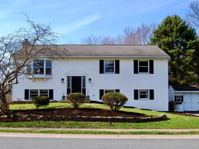 2292 Bob White Ln, Lancaster, PA 17601