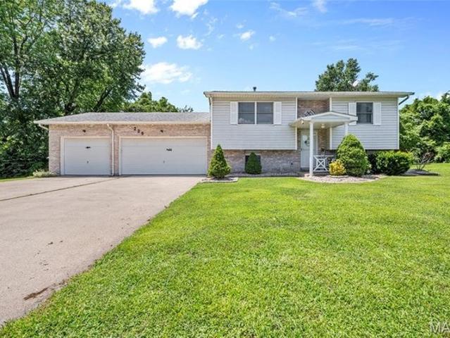 229 Chouteau Pt, Pontoon Beach, IL 62040