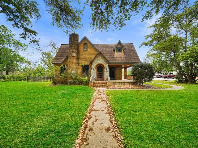 229 E Cedar St, Angleton, TX 77515 | MLS #58022 | Compass