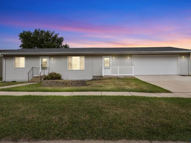 229 N Cherry St, Lennox, SD 57039