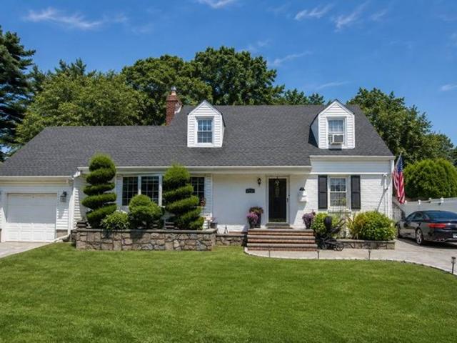 22 09 nd St, Bayside, NY 11360