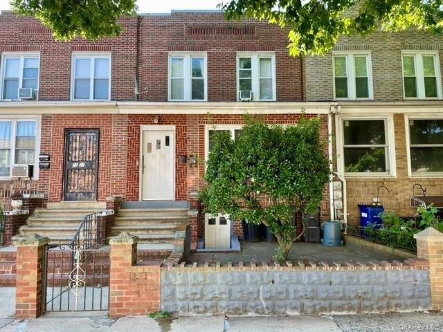 22 29 36th St, Astoria, NY 11105