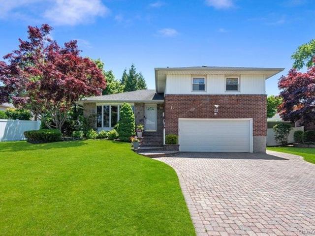 22 Theodore Dr, Plainview, NY 11803