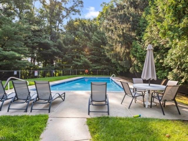 22 Village Green Ct