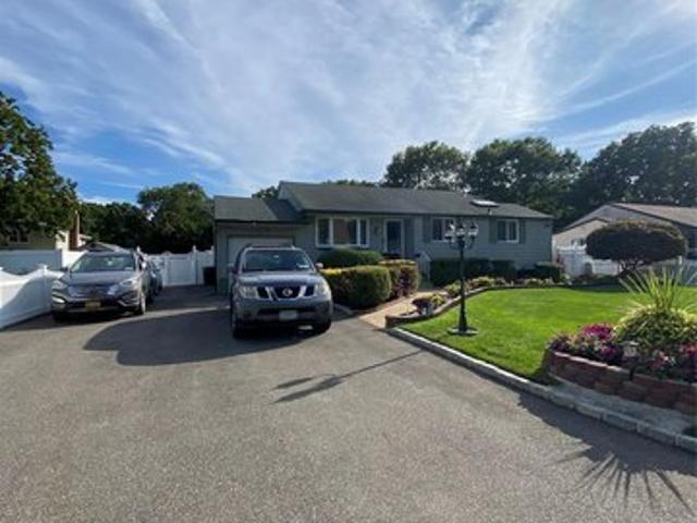 22 W Willow St, Brentwood, NY 11717