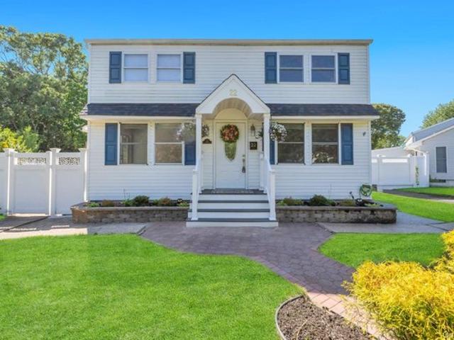 22 Wagon Ln E, Centereach, NY 11720