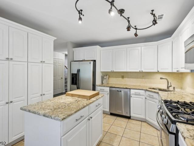 22 Woodcrest Dr