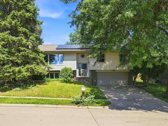 22 Wrexham Dr, Iowa City, IA 52246