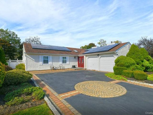 22 Apple Blossom Ln, East Patchogue, NY 11772