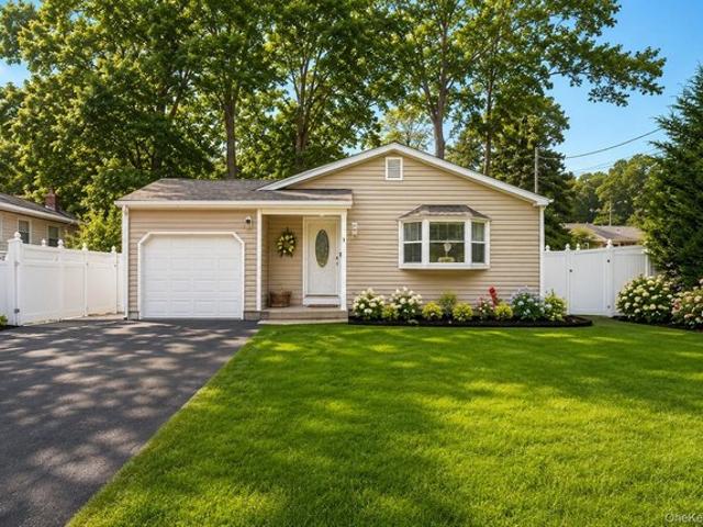 22 Babylon Dr, Sound Beach, NY 11789