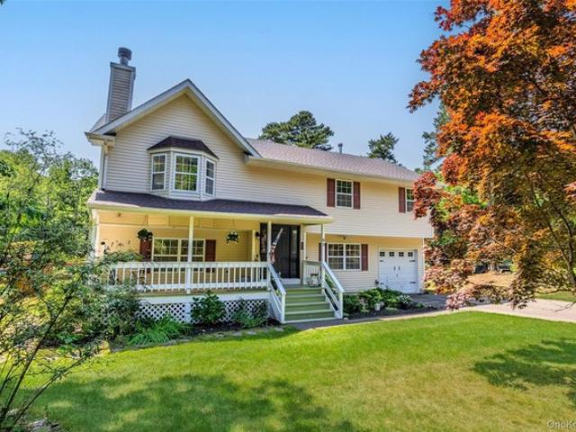 22 Bellhaven Rd, Bellport, NY 11713