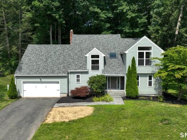 22 Canterbury Ln, Farmington, CT 06085