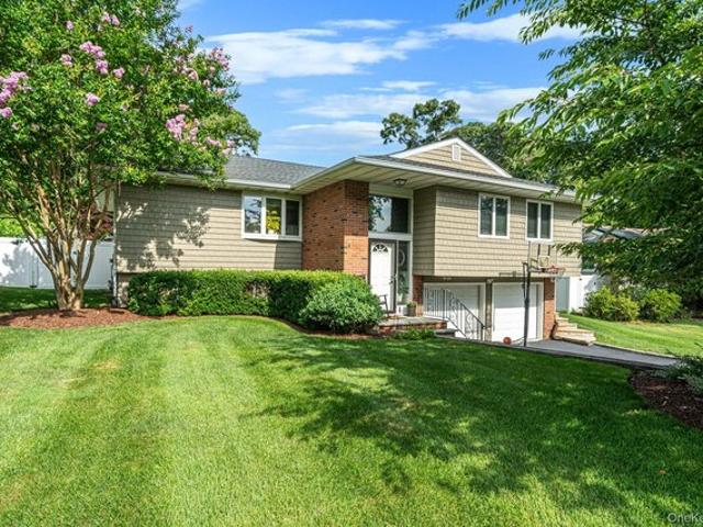 22 Caddy Pl, Rocky Point, NY 11778