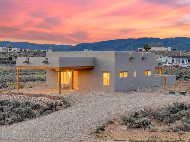 22 Calle Retiro, Ranchos de Taos, NM 87557