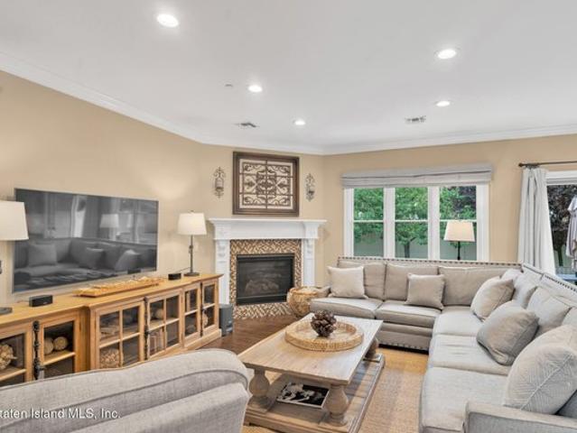 22 Cheshire Pl, Staten Island, NY 10301