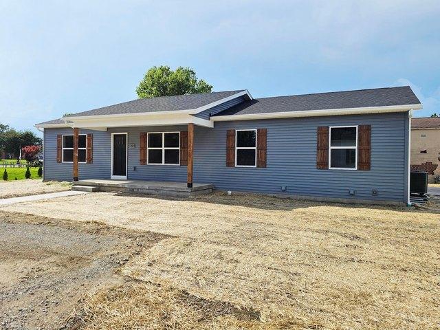 22 Cross St, Bloomingburg, OH 43106