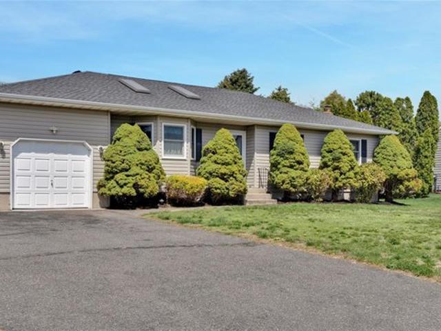 22 Donna Dr, Baiting Hollow, NY 11933