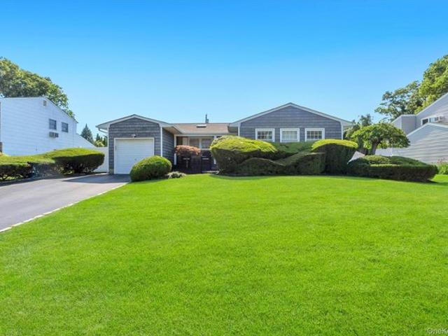 22 Dover Hill Dr, Nesconset, NY 11767