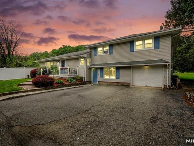 22 Federal Hill Rd, Pompton Lakes, NJ 07442