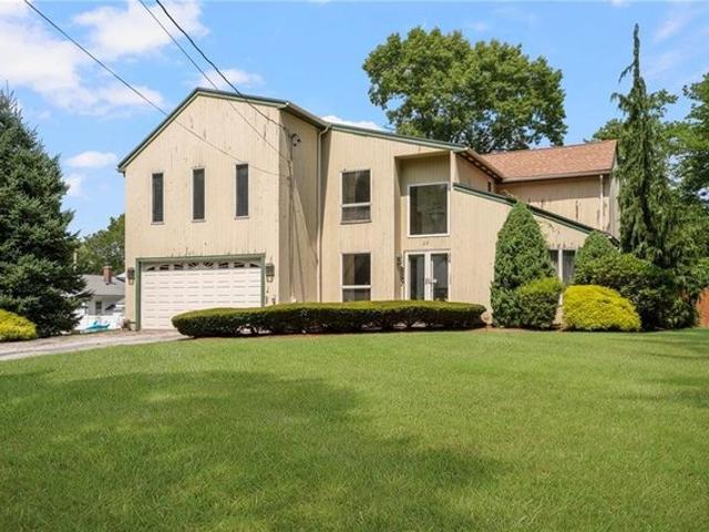 22 Golden View Dr, Johnston, RI 02919