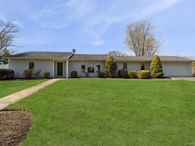22 Hawthorne St, Mount Sinai, NY 11766