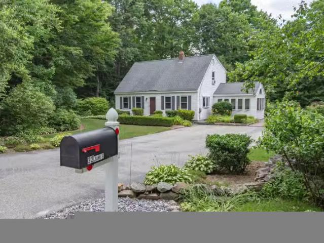 22 JAMIE DR, WEARE, NH 03281 Single Family Residence For Sale.