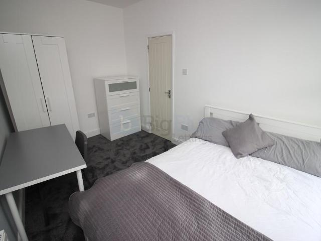 22 Kelsall Avenue, Hyde Park, Leeds LS6 2 bed terraced house to rent £1,127 pcm £260 pw